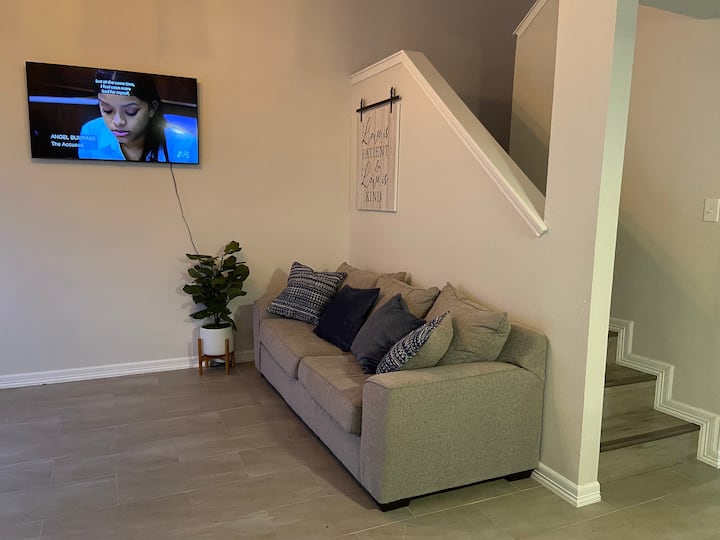 Modern 3 Bedroom 3 Full Bath - Laredo, TX