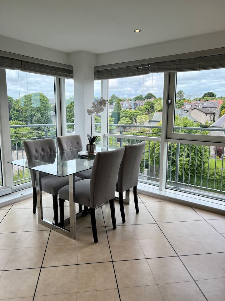 Executive Two Bedroom West End Apartment + Parking - Aberdeen