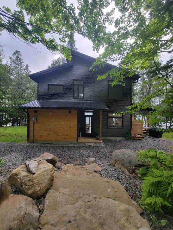 The Lakehouse On Papineau
(4 Season) - Algonquin Provincial Park