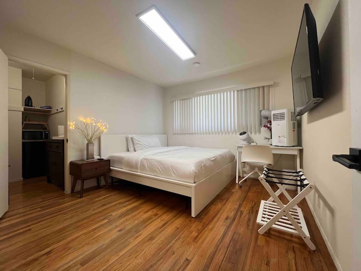 Comfy Bedroom Best Location In West Hollywood - Hollywood, CA