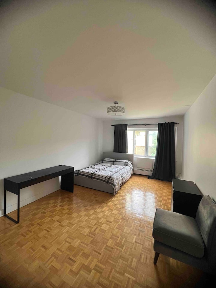 Master Bedroom Retreat | Forest View, Metro Nearby - モントリオール