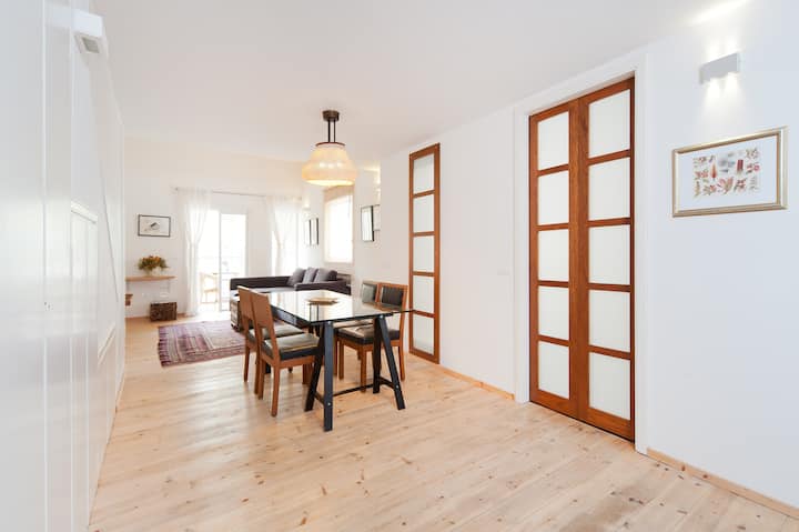 Stylish 1br With Balcony — Steps To Beach & City - Tel Aviv