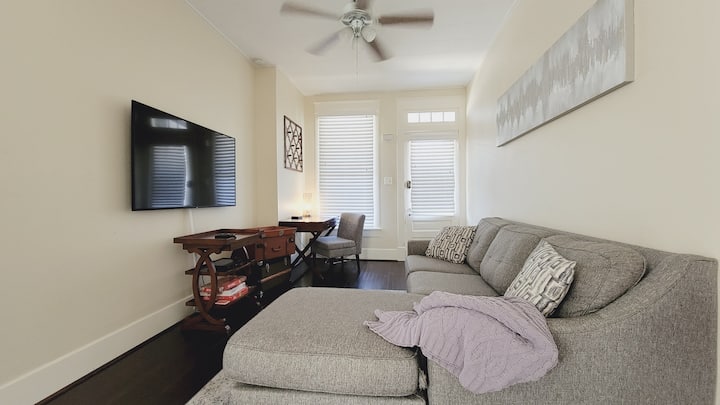 Sail La Víe | Historic District | King Bed | Walk To Downtown - Galveston, TX