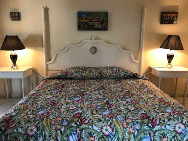 Cozy Smozy Room-@ The Pork Pit - Montego Bay