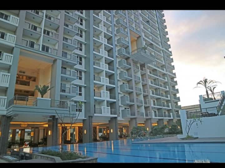2br Condo With Pool Access And Great View Of Bgc - Makati