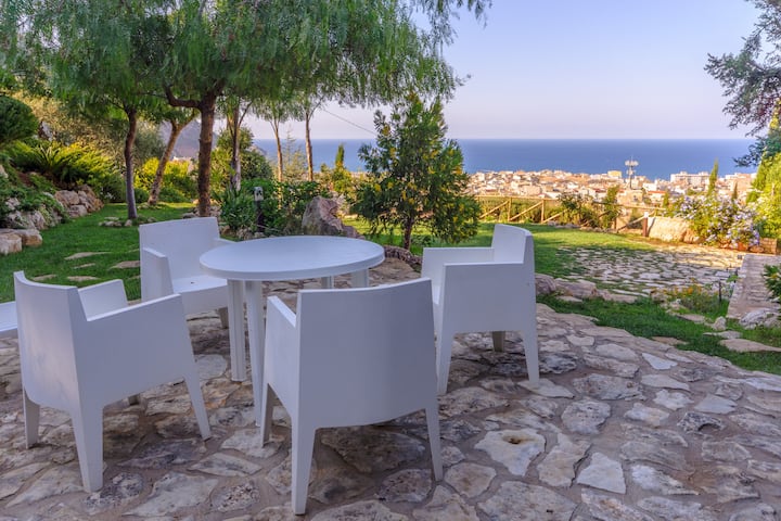 Villa Klimt With Garden Overlooking The Sea - Castellammare del Golfo