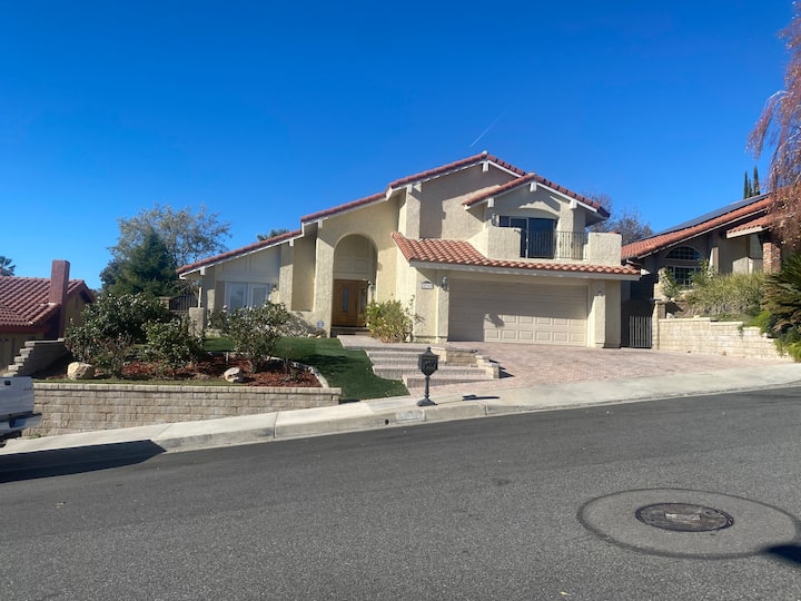 Hillside Getaway Next To Magic Mountain - Santa Clarita, CA