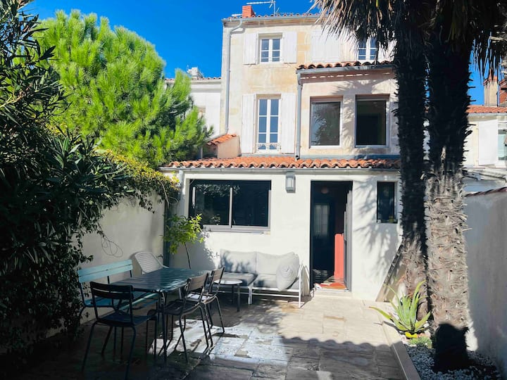 Jolie Maison Coeur De Ville Avec Cour Et Palmiers - La Rochelle