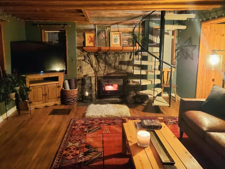 1930's Firefly Cabin: Bikes, Firepit, Walk Dwtn - Hendersonville, NC