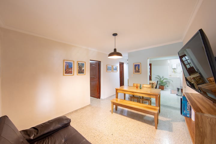 Poblado Living • 3br Home/fast Wifi & Easy Access - Medellín