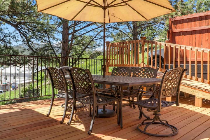 Private Deck Luxury 2 Bedroom License #6148 - Estes Park, CO