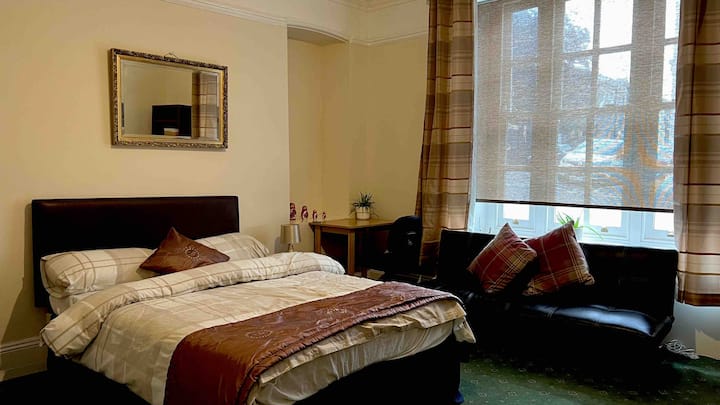 Large Double Room Merthyr Town Centre - Merthyr Tydfil