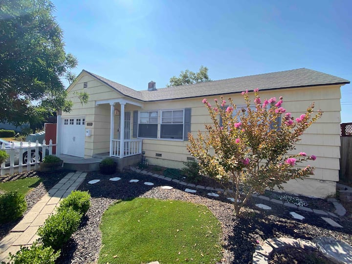 Entire 2-br Adorable Home With Free Parking! - La Mesa, CA