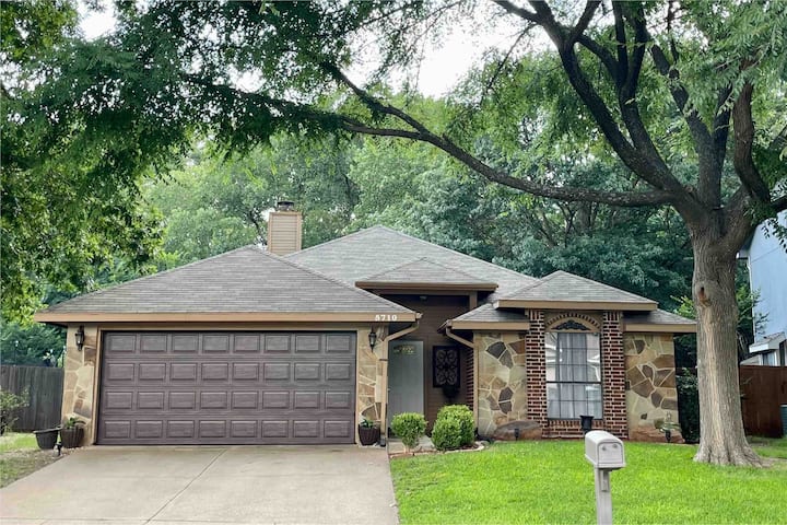 Shady Oaks Manor (Birds, Squirrels, Nature Yard) - Arlington, TX