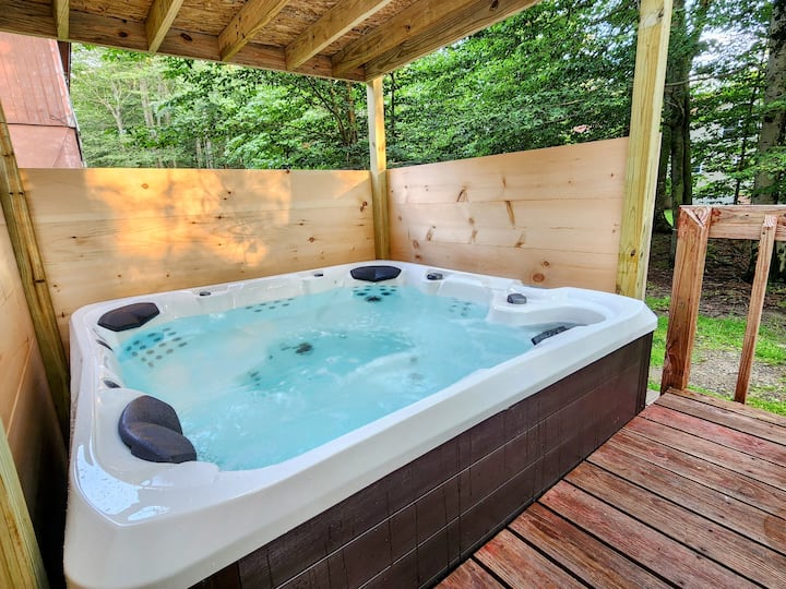 Cozy Retreat! Luxury Hot Tub, Grill & Firepit - Tobyhanna, PA