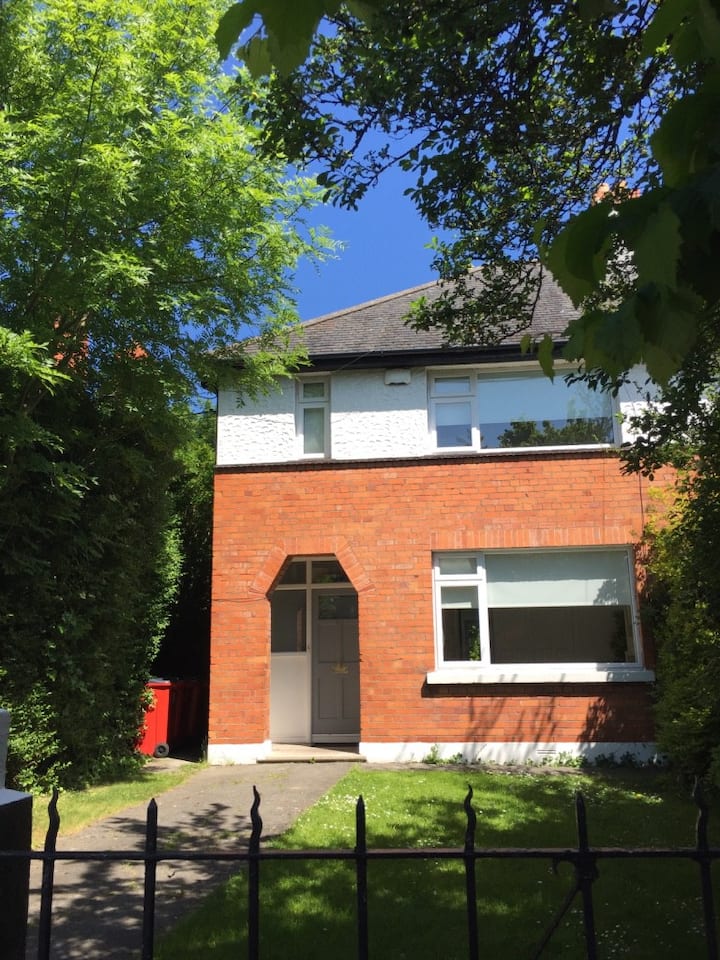 Lovely Family Home With Big Garden - Malahide