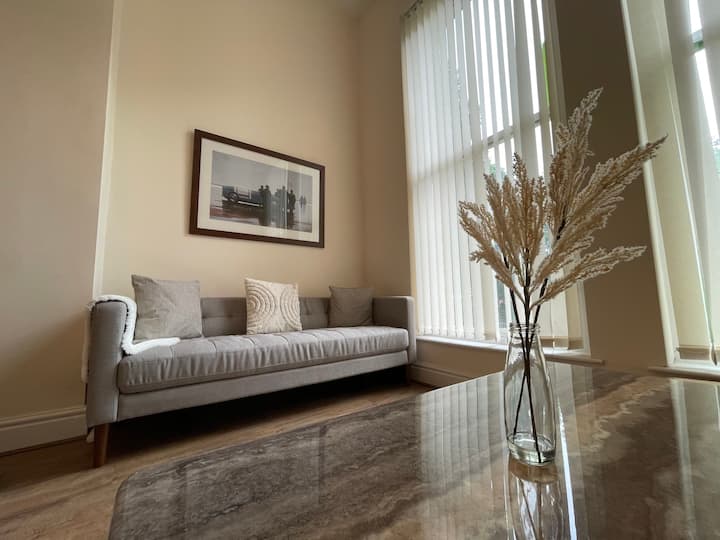 Lovely 2 Bedroom Flat With Free Private Parking - Birkenhead