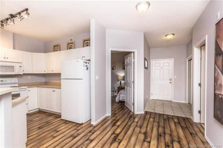 The Best Waterfront Resort Condo In Kelowna - Kelowna
