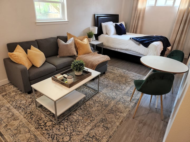 **New** Cozy Midland Studio **Great Location** - Midland, TX