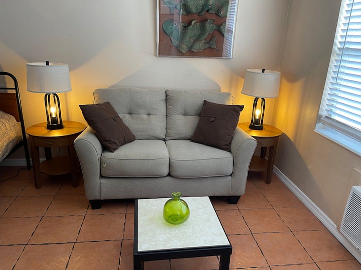 Studio Apartment #5. Walk To The Beach. - Treasure Island, FL