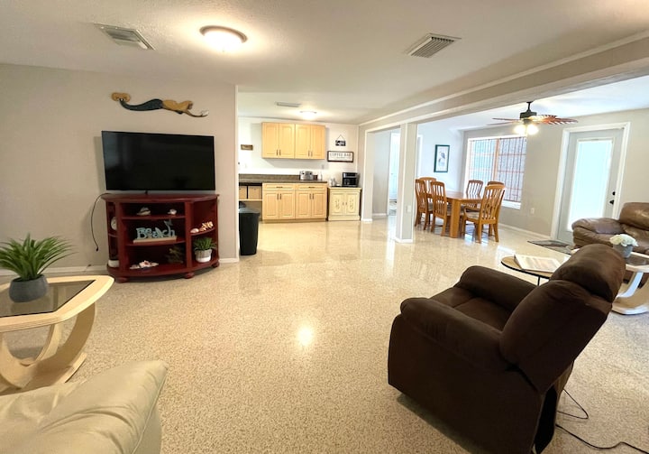 2/2 Near Beaches. Smoke Free & Pet Friendly! - Venice, FL