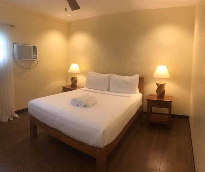 Katuvang B&b: Couple Room Own T&b Free Breakfast - Ivana