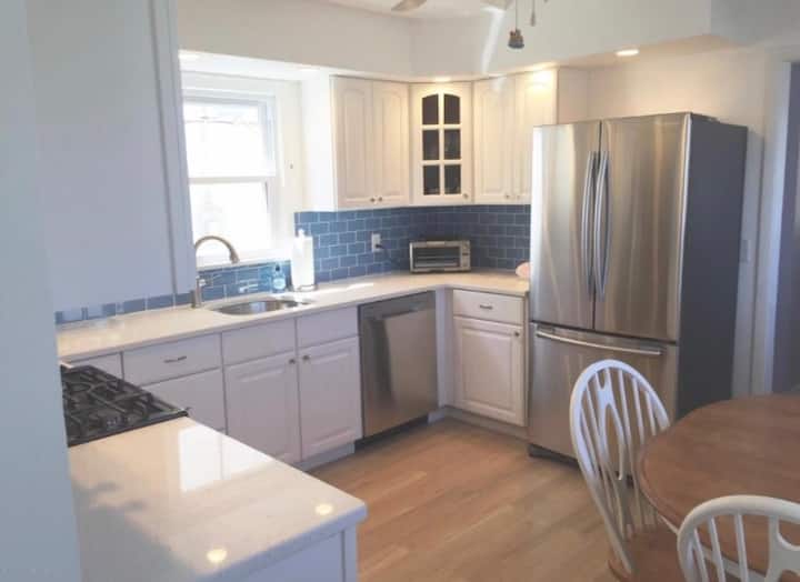 Cozy 2 Bedroom, 1 Block From The Beach! - Bradley Beach, NJ