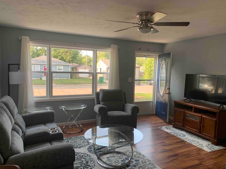 Beautiful Fully Furnished 2 Bedroom House & Garage - Grand Island, NE