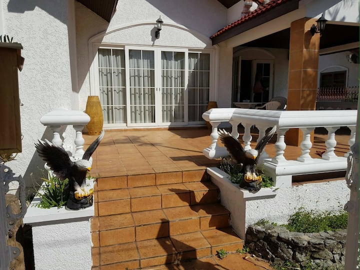 Cozy Beachfront Private Villa Pattaya(entire Home) - Jomtien