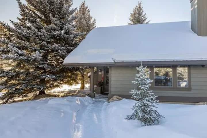 Perfect Location! Right On The Golf Course! Pool! - Big Sky, MT