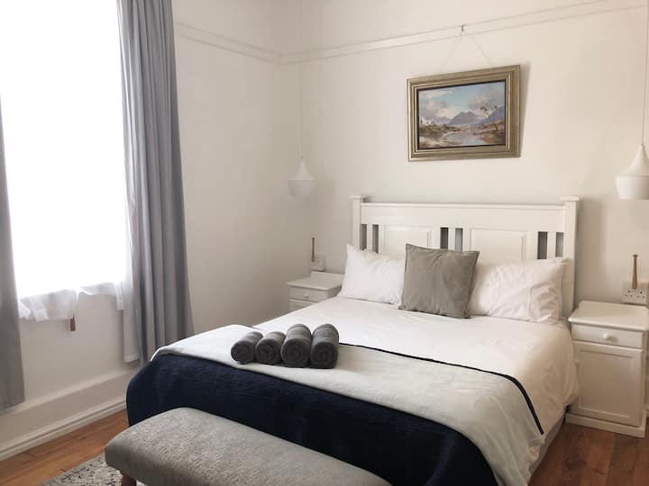 At The Loerie- Queen Room With En-suite Bathroom - Knysna