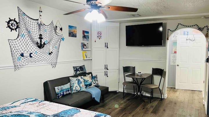 Private Rental Unit - St Pete - 10 Min To Beach - St. Petersburg, FL