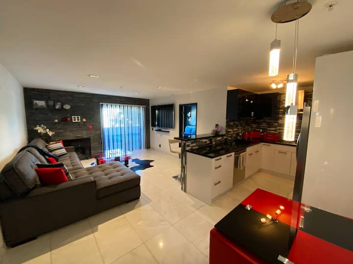 Contemporary Condo In Heart Of Downtown Santa Ana - Santa Ana, CA