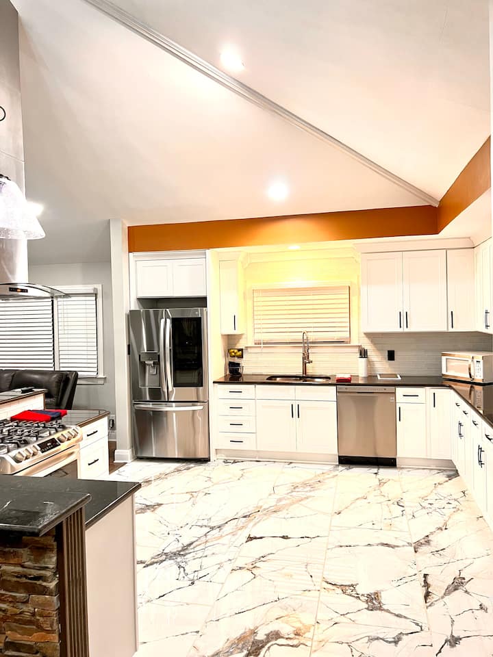 Park View | Near Downtown | Derby Discounts! - Louisville, KY