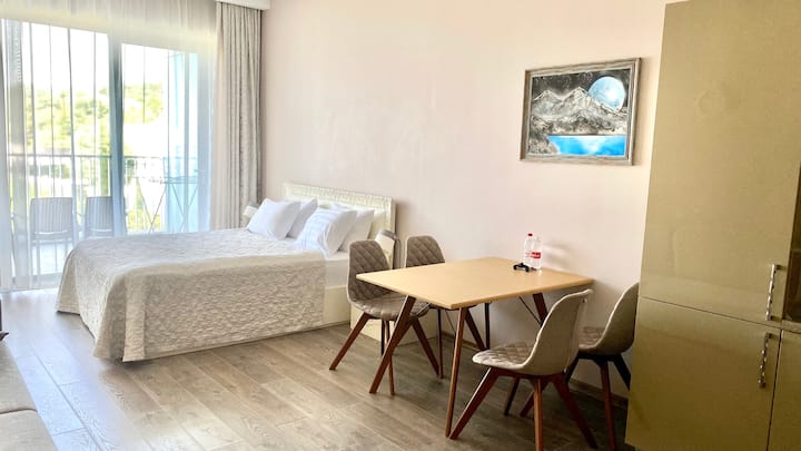 Апартамент «Гелакси» с видом на море и питанием. - Sochi