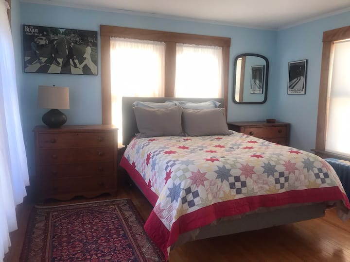 Blue Room Comfort In Victorian Townhouse - Brattleboro, VT