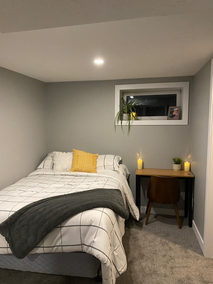 Cozy Private Bed + Bath With Ensuite Kitchenette - Regina