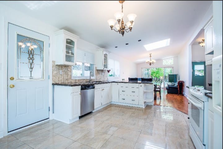 Bright And Spacious 3 Bedroom Flat - Toronto