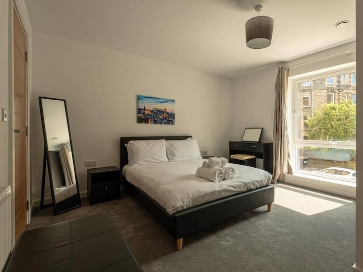 Amazing Large Apartment With Great City Links - Edinburgh, UK