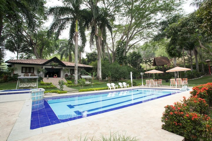 Lugar Encantador Con Jardínes En San Jerónimo - San Jerónimo