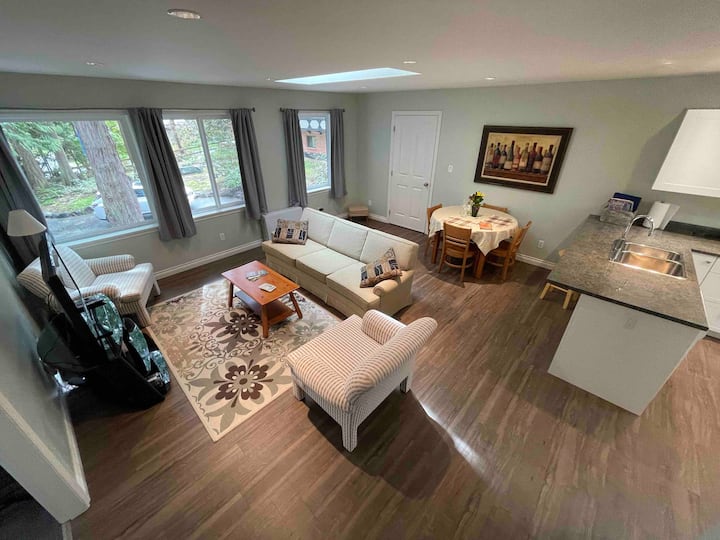 Very Private 2 Bedroom In A Loft - Sidney