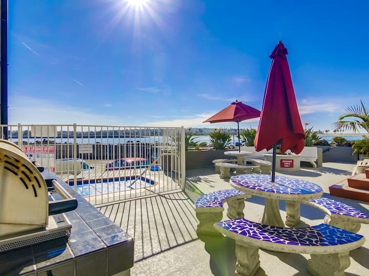 View Of The Ocean And Steps From The Beach - Mission Bay