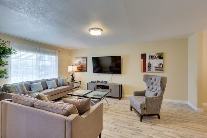 Sleeps 13! 5 Rooms, Rv Parking, Wifi, Near Strip! - Las Vegas, NV