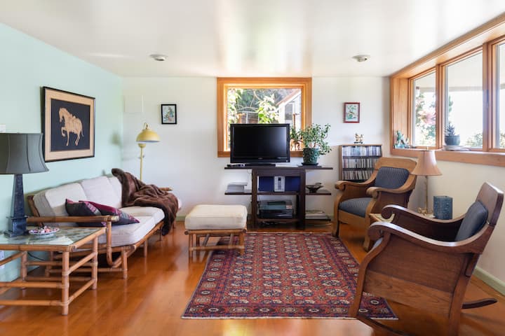 Elegant Vintage Craftsman Apartment With Garden - Seattle, WA