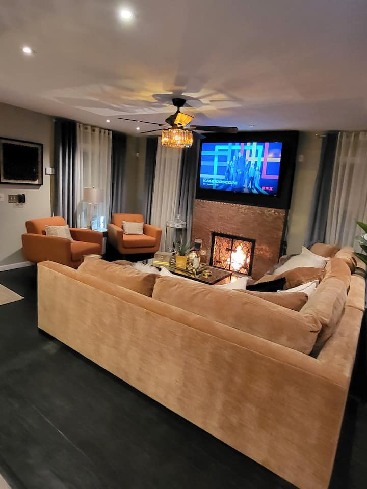 Upscale Luxury Living - Deep River Waterpark, Crown Point