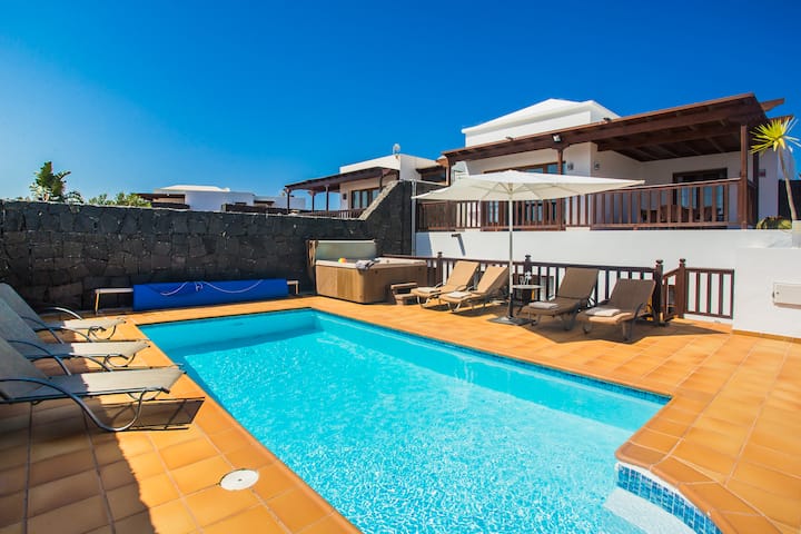Lovely Spacious Villa Corralejo-own Pool/sea Views - Playa Blanca