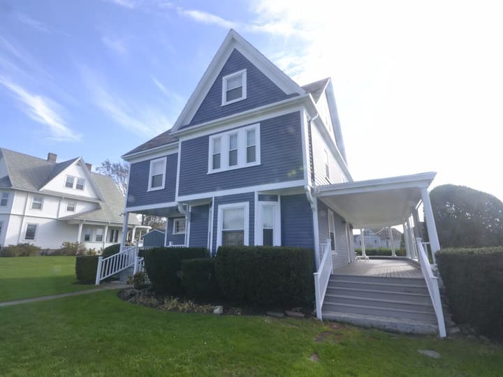 Large Victorian, Great Porches, Steps To Beach - Newport, RI