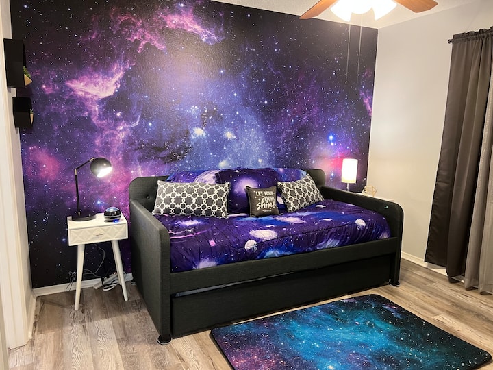 Sunny 2/2 Home With An Outer Space Themed Bedroom! - North Port, FL