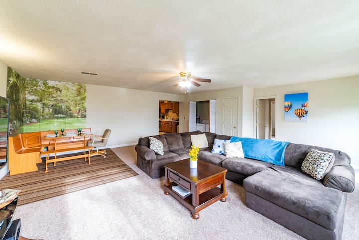 Spacious House Near I-40 In The Heart Of Uptown - Albuquerque, NM