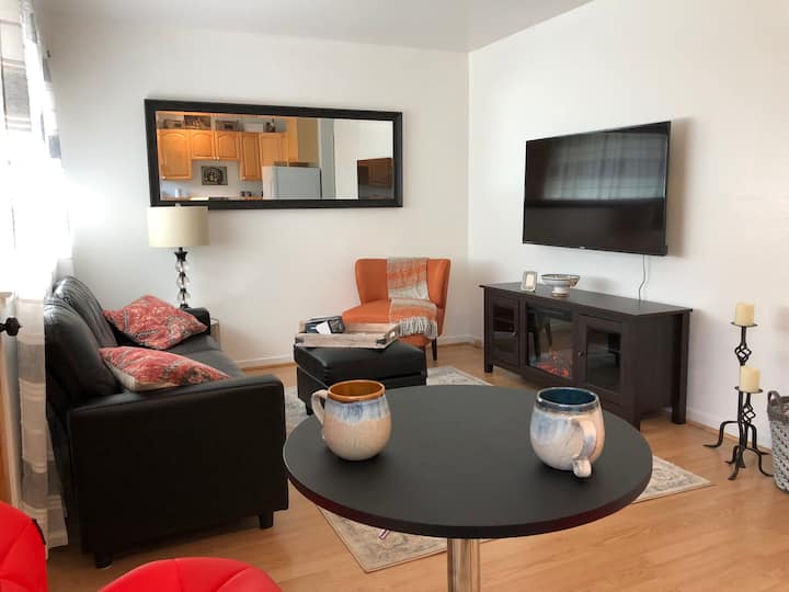 “Cute And Cozy” In The Heart Of Elmwood. - Berkeley, CA